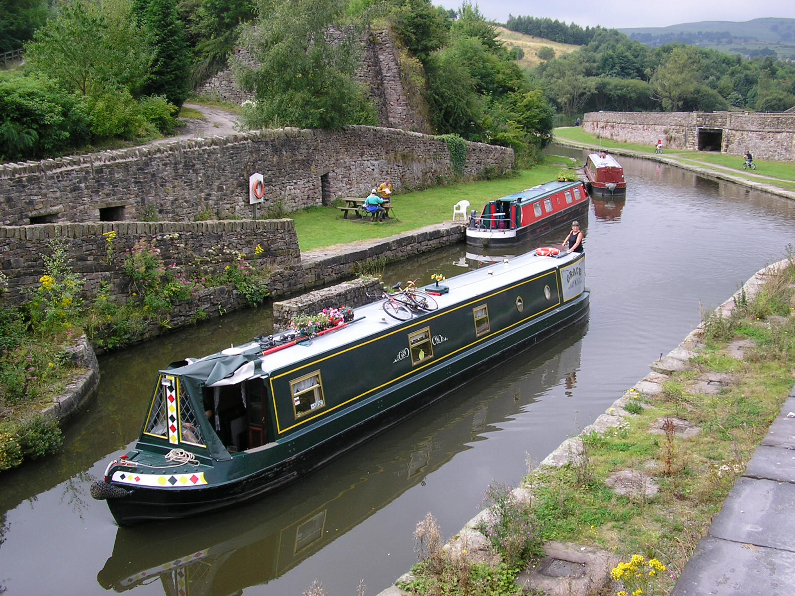 Fascinating: Take a 'Narrowboat' Tour (Video) - PassageMaker